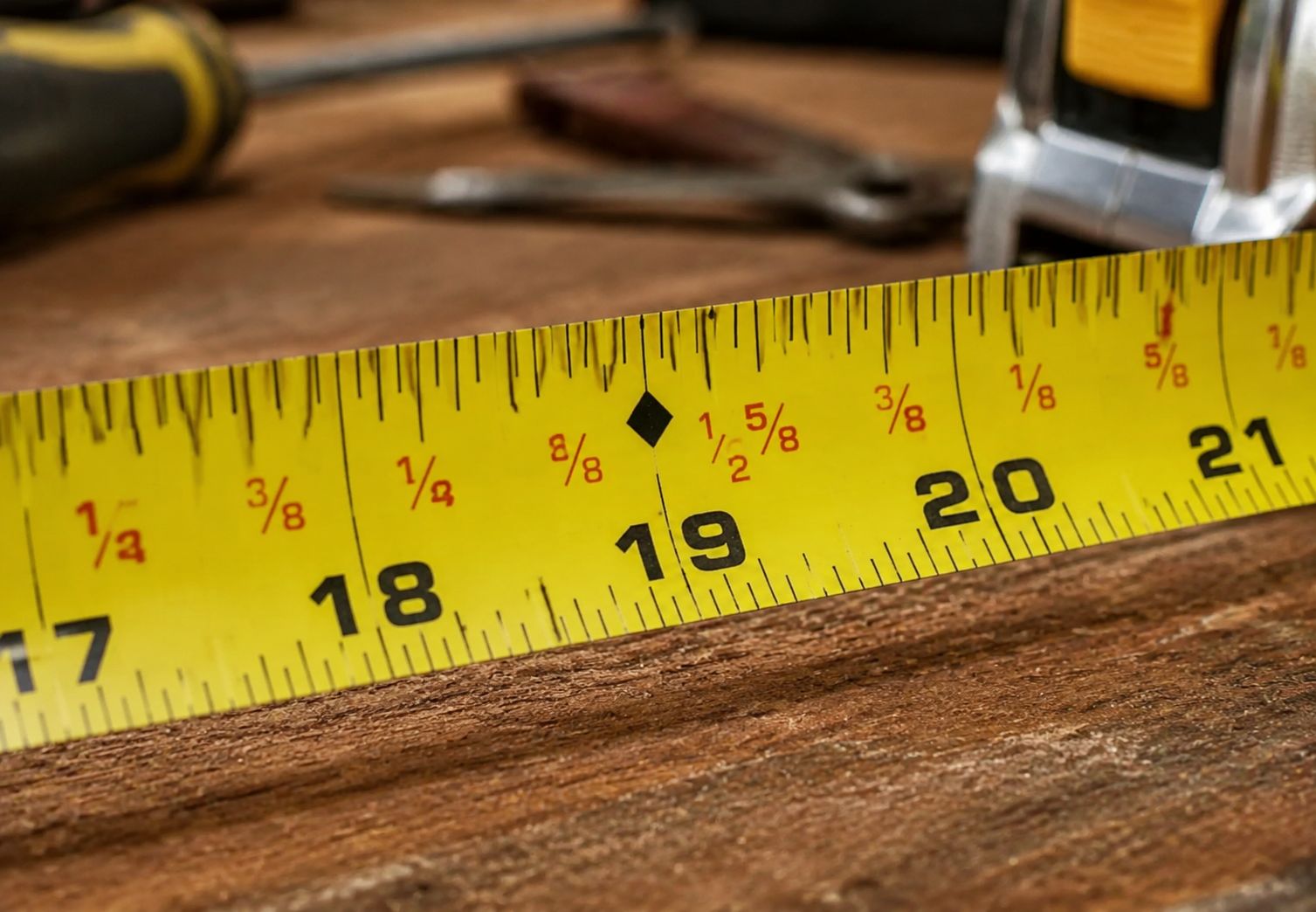 O que significam os losangos pretos na fita métrica?